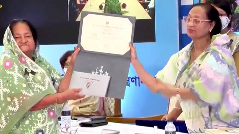 5 women receive Bangamata Begum Fazilatunnesa Muj...